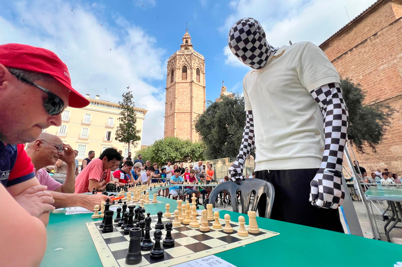 Èxit rotund de les partides simultànies del Rei Enigma en la Plaça de ...